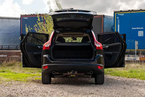 Melns Volvo XC60 2012 Rīga, ar dzinēja tilpumu 2.40 L un nobraukumu 256 tūkst. km par 10495 €, foto 5 vietnē AUTOMOTO.COM.LV