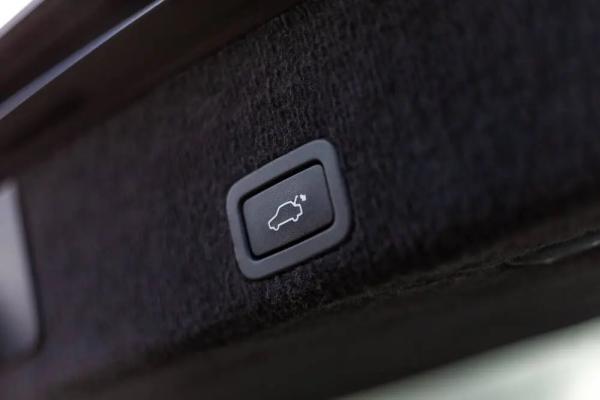 Melns Volvo XC60 2012 Rīga, ar dzinēja tilpumu 2.40 L un nobraukumu 256 tūkst. km par 10495 €, foto 10 vietnē AUTOMOTO.COM.LV