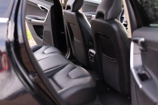 Melns Volvo XC60 2012 Rīga, ar dzinēja tilpumu 2.40 L un nobraukumu 246 tūkst. km par 8495 €, foto 10 vietnē AUTOMOTO.COM.LV