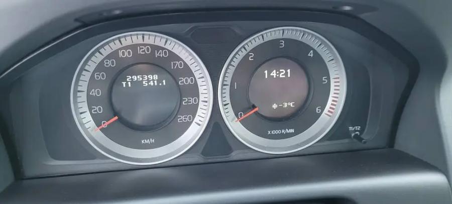Melns Volvo XC60 2012 Rīga, ar dzinēja tilpumu 2.40 L un nobraukumu 295 tūkst. km par 11900 €, foto 10 vietnē AUTOMOTO.COM.LV