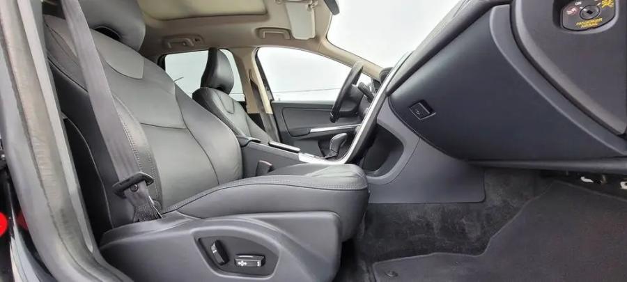 Melns Volvo XC60 2012 Rīga, ar dzinēja tilpumu 2.40 L un nobraukumu 295 tūkst. km par 11900 €, foto 14 vietnē AUTOMOTO.COM.LV