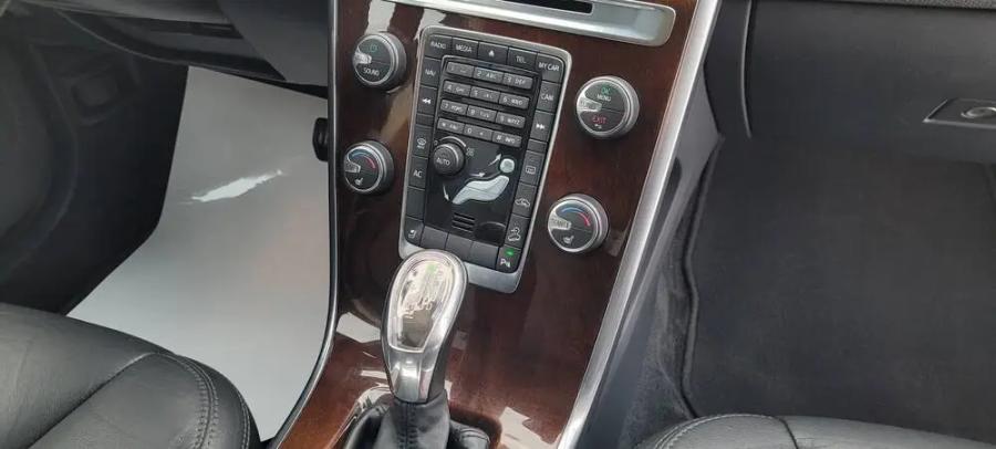 Melns Volvo XC60 2012 Rīga, ar dzinēja tilpumu 2.40 L un nobraukumu 295 tūkst. km par 11900 €, foto 15 vietnē AUTOMOTO.COM.LV