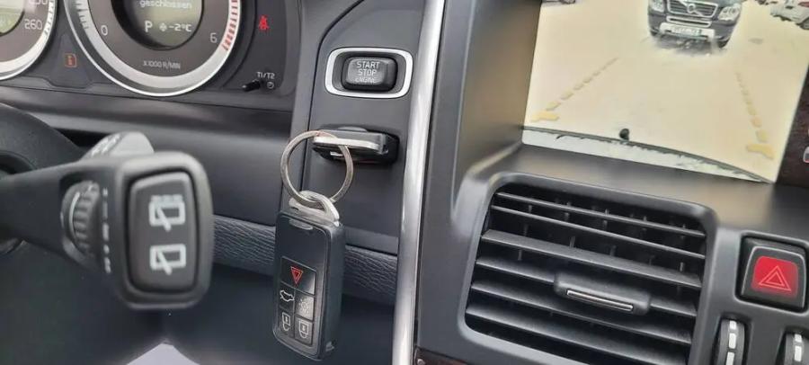 Melns Volvo XC60 2012 Rīga, ar dzinēja tilpumu 2.40 L un nobraukumu 295 tūkst. km par 11900 €, foto 16 vietnē AUTOMOTO.COM.LV