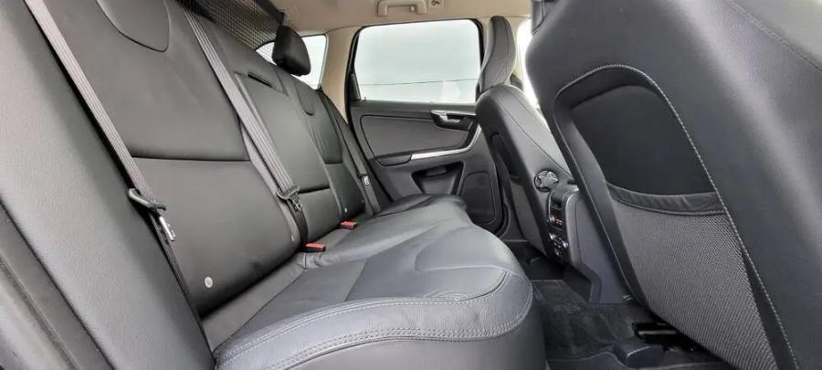 Melns Volvo XC60 2012 Rīga, ar dzinēja tilpumu 2.40 L un nobraukumu 295 tūkst. km par 11900 €, foto 27 vietnē AUTOMOTO.COM.LV