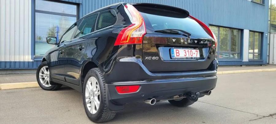Black Volvo XC60 2012 in Riga, with an engine capacity of 2.40 L and mileage of 304 thousand km for 10990 €, photo 4 on AUTOMOTO.COM.LV