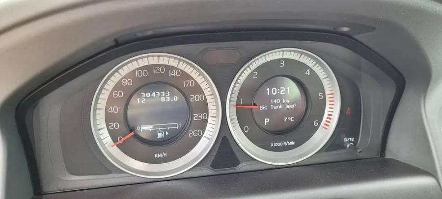 Black Volvo XC60 2012 in Riga, with an engine capacity of 2.40 L and mileage of 304 thousand km for 10990 €, photo 17 on AUTOMOTO.COM.LV
