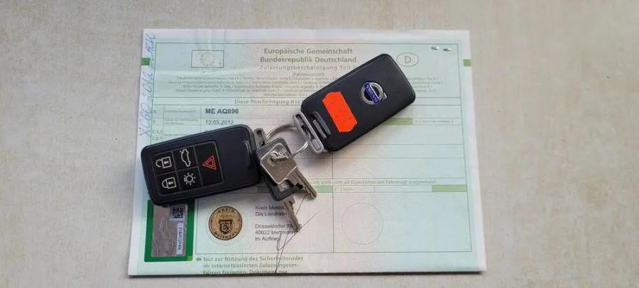 Black Volvo XC60 2012 in Riga, with an engine capacity of 2.40 L and mileage of 304 thousand km for 10990 €, photo 19 on AUTOMOTO.COM.LV