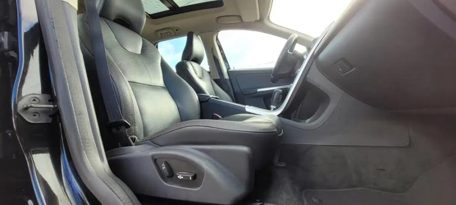 Black Volvo XC60 2012 in Riga, with an engine capacity of 2.40 L and mileage of 304 thousand km for 10990 €, photo 23 on AUTOMOTO.COM.LV