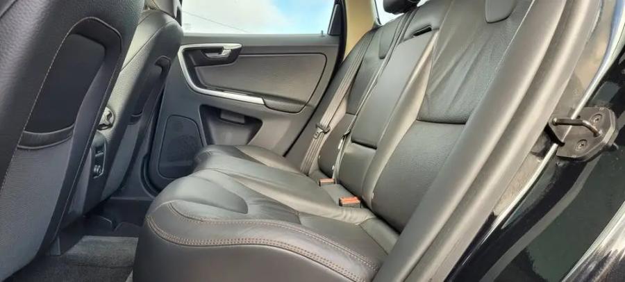 Black Volvo XC60 2012 in Riga, with an engine capacity of 2.40 L and mileage of 304 thousand km for 10990 €, photo 24 on AUTOMOTO.COM.LV