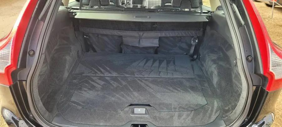 Black Volvo XC60 2012 in Riga, with an engine capacity of 2.40 L and mileage of 304 thousand km for 10990 €, photo 25 on AUTOMOTO.COM.LV