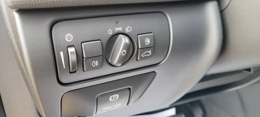 Black Volvo XC60 2012 in Riga, with an engine capacity of 2.40 L and mileage of 304 thousand km for 10990 €, photo 28 on AUTOMOTO.COM.LV