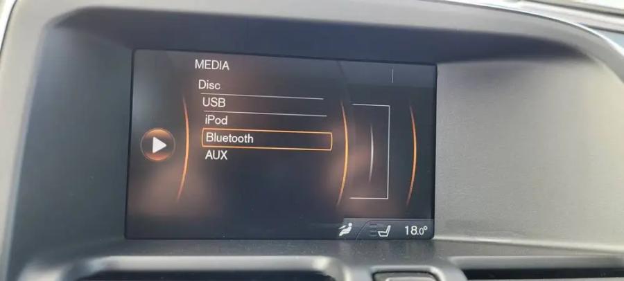 Black Volvo XC60 2012 in Riga, with an engine capacity of 2.40 L and mileage of 304 thousand km for 10990 €, photo 33 on AUTOMOTO.COM.LV