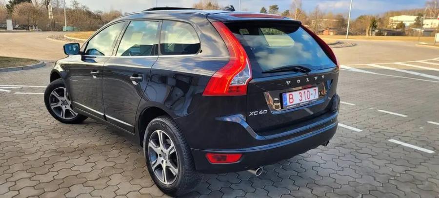 Black Volvo XC60 2012 in Riga, with an engine capacity of 2.40 L and mileage of 309 thousand km for 10900 €, photo 5 on AUTOMOTO.COM.LV