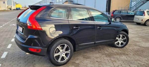 Black Volvo XC60 2012 in Riga, with an engine capacity of 2.40 L and mileage of 309 thousand km for 10900 €, photo 8 on AUTOMOTO.COM.LV