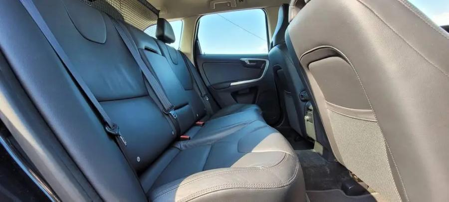 Black Volvo XC60 2012 in Riga, with an engine capacity of 2.40 L and mileage of 309 thousand km for 10900 €, photo 24 on AUTOMOTO.COM.LV