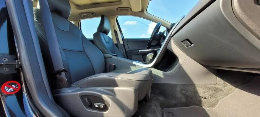Black Volvo XC60 2012 in Riga, with an engine capacity of 2.40 L and mileage of 309 thousand km for 10900 €, photo 33 on AUTOMOTO.COM.LV