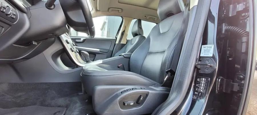 Black Volvo XC60 2012 in Riga, with an engine capacity of 2.40 L and mileage of 309 thousand km for 10900 €, photo 34 on AUTOMOTO.COM.LV