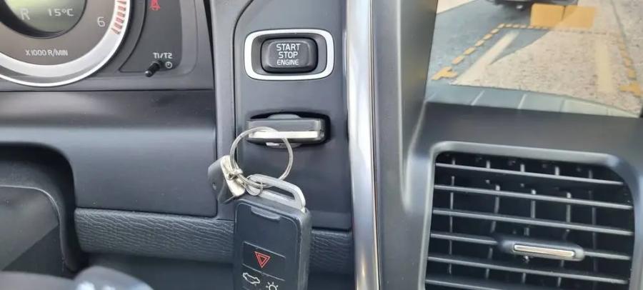 Black Volvo XC60 2012 in Riga, with an engine capacity of 2.40 L and mileage of 309 thousand km for 10900 €, photo 36 on AUTOMOTO.COM.LV