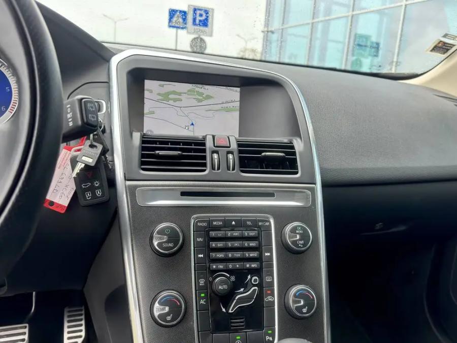 Black Volvo XC60 2012 in Rezekne, with an engine capacity of 2.00 L and mileage of 259 thousand km for 10000 €, photo 12 on AUTOMOTO.COM.LV