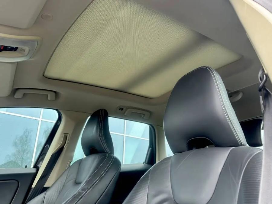 Black Volvo XC60 2012 in Rezekne, with an engine capacity of 2.00 L and mileage of 259 thousand km for 10000 €, photo 15 on AUTOMOTO.COM.LV