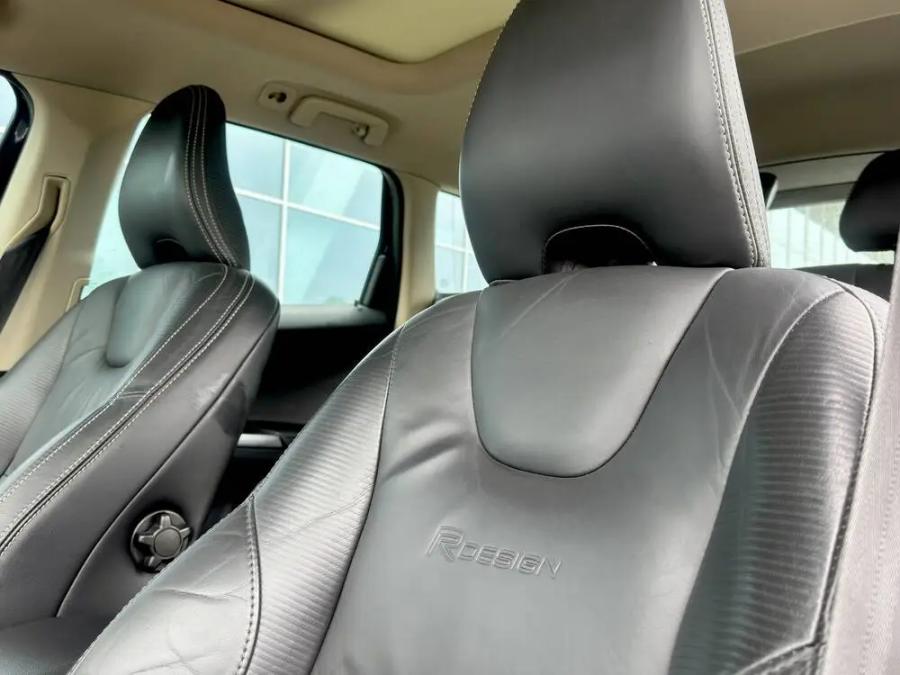 Black Volvo XC60 2012 in Rezekne, with an engine capacity of 2.00 L and mileage of 259 thousand km for 10000 €, photo 16 on AUTOMOTO.COM.LV