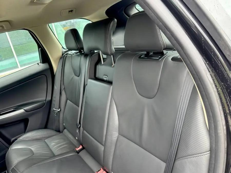 Black Volvo XC60 2012 in Rezekne, with an engine capacity of 2.00 L and mileage of 259 thousand km for 10000 €, photo 17 on AUTOMOTO.COM.LV