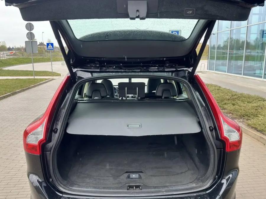 Black Volvo XC60 2012 in Rezekne, with an engine capacity of 2.00 L and mileage of 259 thousand km for 10000 €, photo 18 on AUTOMOTO.COM.LV