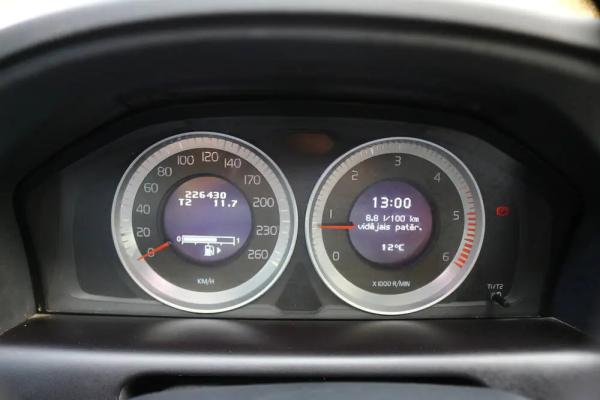 Black Volvo XC60 2012 in Riga, with an engine capacity of 2.40 L and mileage of 226 thousand km for 10490 €, photo 9 on AUTOMOTO.COM.LV