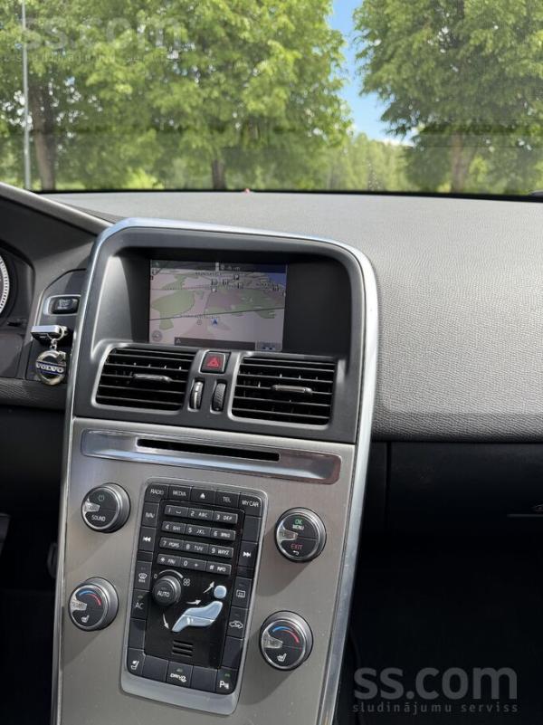 Black Volvo XC60 2012 in Aizkraukle, with an engine capacity of 2.00 L and mileage of 211 thousand km for 9970 €, photo 10 on AUTOMOTO.COM.LV
