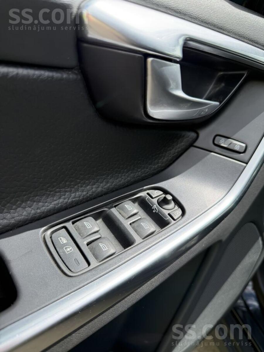 Melns Volvo XC60 2012 Aizkraukle, ar dzinēja tilpumu 2.00 L un nobraukumu 211 tūkst. km par 9970 €, foto 12 vietnē AUTOMOTO.COM.LV