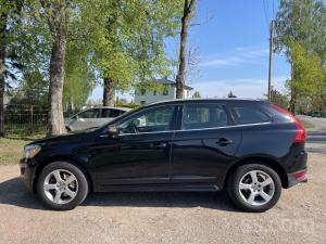 Black Volvo XC60 2012 in Riga, with an engine capacity of 2.00 L and mileage of 372 thousand km for 8990 €, photo 3 on AUTOMOTO.COM.LV