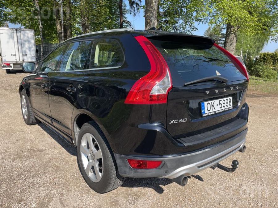 Black Volvo XC60 2012 in Riga, with an engine capacity of 2.00 L and mileage of 372 thousand km for 8990 €, photo 4 on AUTOMOTO.COM.LV