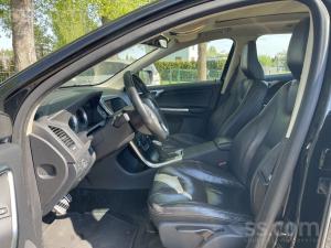 Black Volvo XC60 2012 in Riga, with an engine capacity of 2.00 L and mileage of 372 thousand km for 8990 €, photo 12 on AUTOMOTO.COM.LV
