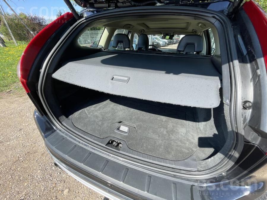 Black Volvo XC60 2012 in Riga, with an engine capacity of 2.00 L and mileage of 372 thousand km for 8990 €, photo 16 on AUTOMOTO.COM.LV
