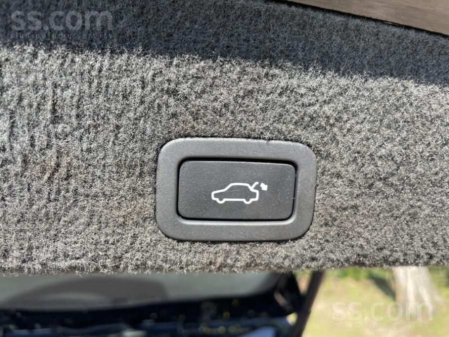 Black Volvo XC60 2012 in Riga, with an engine capacity of 2.00 L and mileage of 372 thousand km for 8990 €, photo 17 on AUTOMOTO.COM.LV