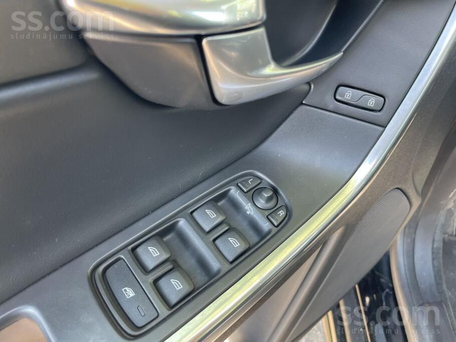 Black Volvo XC60 2012 in Riga, with an engine capacity of 2.00 L and mileage of 372 thousand km for 8990 €, photo 30 on AUTOMOTO.COM.LV