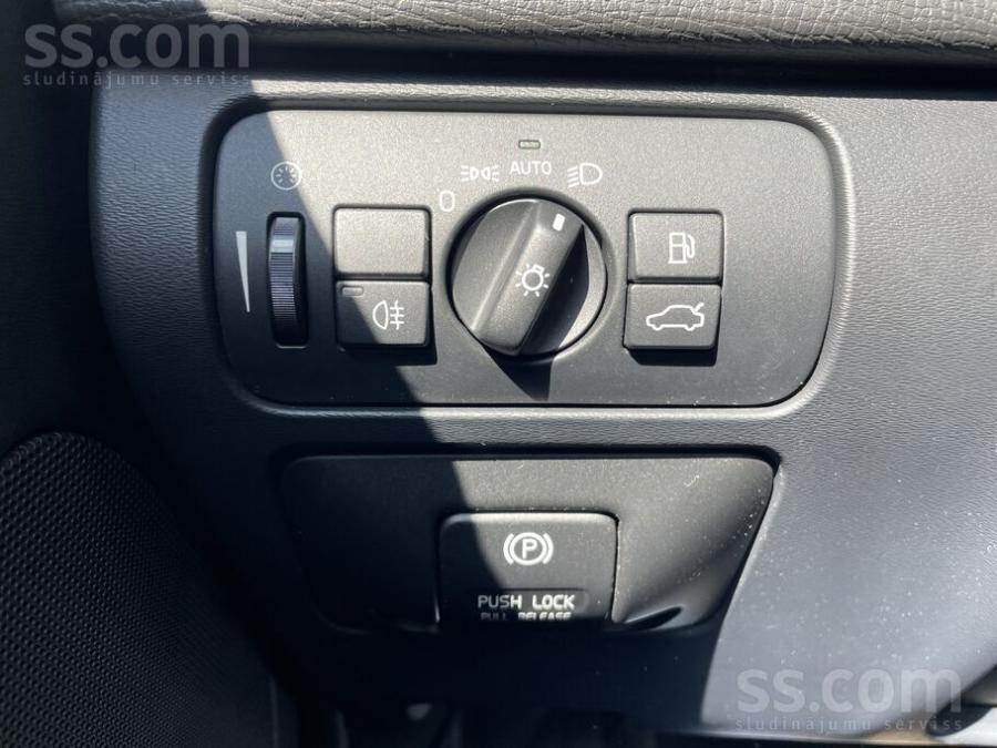 Black Volvo XC60 2012 in Riga, with an engine capacity of 2.00 L and mileage of 372 thousand km for 8990 €, photo 31 on AUTOMOTO.COM.LV