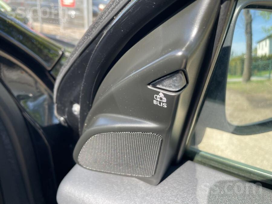 Black Volvo XC60 2012 in Riga, with an engine capacity of 2.00 L and mileage of 372 thousand km for 8990 €, photo 32 on AUTOMOTO.COM.LV