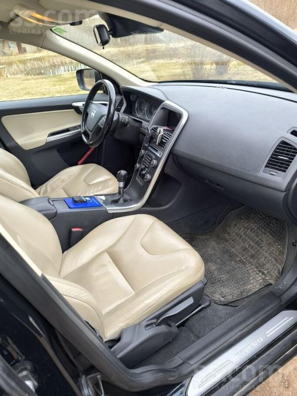 Melns Volvo XC60 2012 Cēsis, ar dzinēja tilpumu 2.00 L un nobraukumu 301 tūkst. km par 7800 €, foto 3 vietnē AUTOMOTO.COM.LV