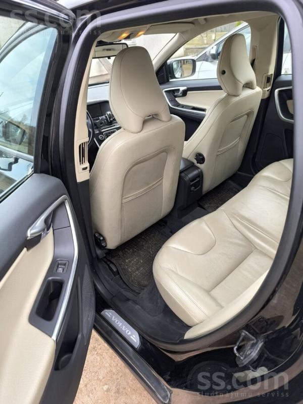 Melns Volvo XC60 2012 Cēsis, ar dzinēja tilpumu 2.00 L un nobraukumu 301 tūkst. km par 7800 €, foto 4 vietnē AUTOMOTO.COM.LV