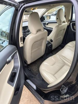 Black Volvo XC60 2012 in Cesis, with an engine capacity of 2.00 L and mileage of 301 thousand km for 7800 €, photo 5 on AUTOMOTO.COM.LV