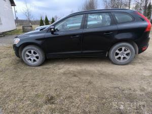Black Volvo XC60 2012 in Cesis, with an engine capacity of 2.00 L and mileage of 301 thousand km for 7800 €, photo 8 on AUTOMOTO.COM.LV