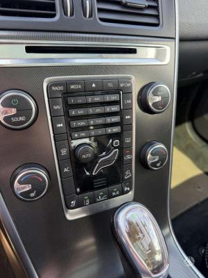 Black Volvo XC60 2012 in Utena, with an engine capacity of 2.40 L and mileage of 289 thousand km for 7990 €, photo 11 on AUTOMOTO.COM.LV