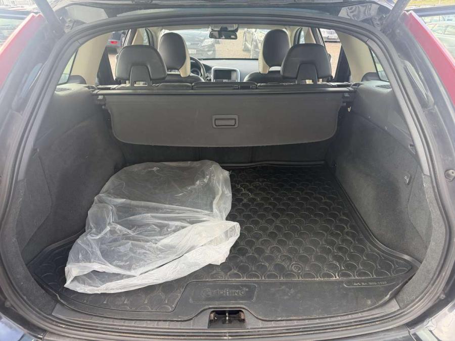 Black Volvo XC60 2012 in Utena, with an engine capacity of 2.40 L and mileage of 289 thousand km for 7990 €, photo 17 on AUTOMOTO.COM.LV
