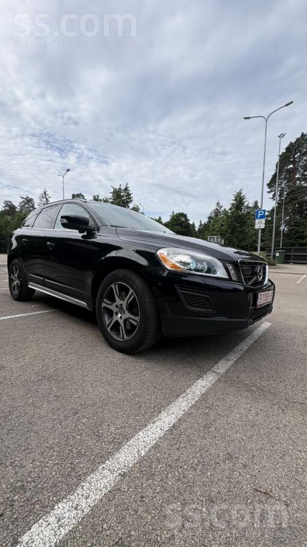 Black Volvo XC60 2012 in Ogre, with an engine capacity of 2.40 L and mileage of 239 thousand km for 9500 €, photo 2 on AUTOMOTO.COM.LV