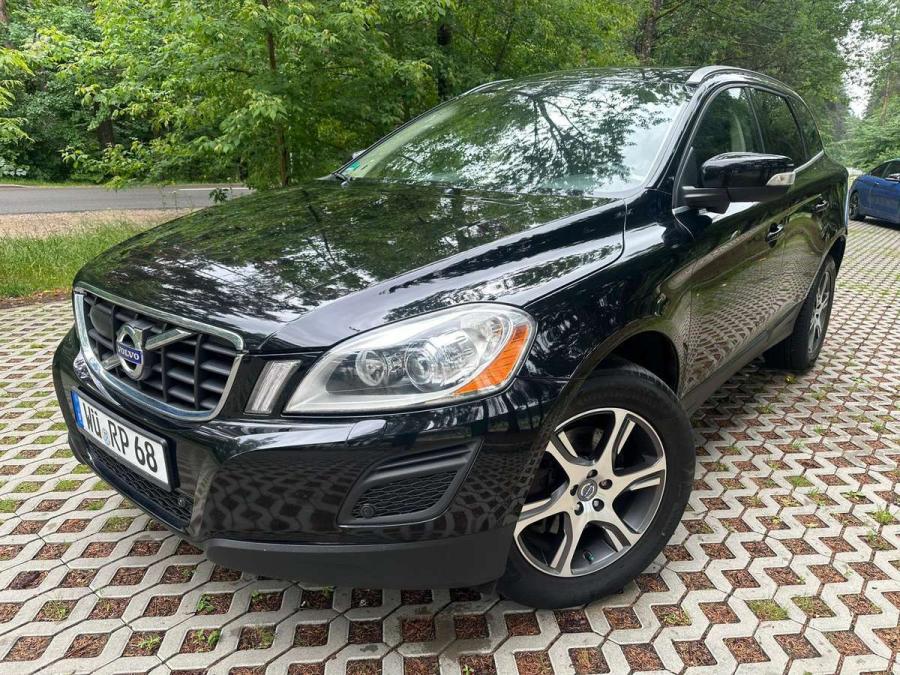 Black Volvo XC60 2012 in Vilnius, with an engine capacity of 2.40 L and mileage of 314 thousand km for 9950 €, photo 3 on AUTOMOTO.COM.LV