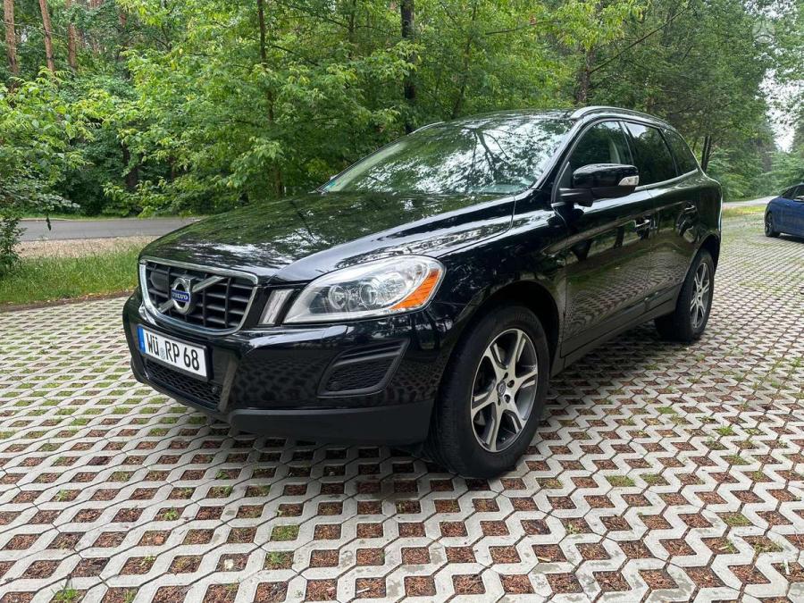 Black Volvo XC60 2012 in Vilnius, with an engine capacity of 2.40 L and mileage of 314 thousand km for 9950 €, photo 4 on AUTOMOTO.COM.LV