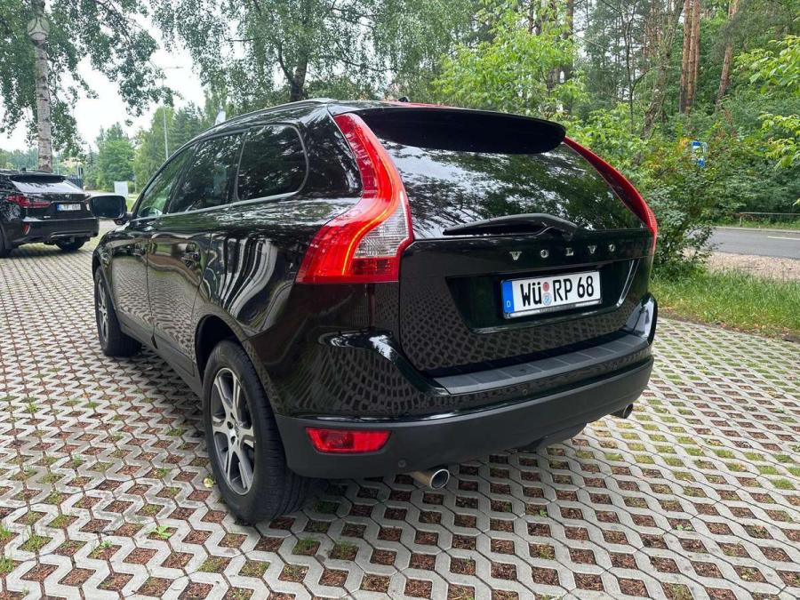 Black Volvo XC60 2012 in Vilnius, with an engine capacity of 2.40 L and mileage of 314 thousand km for 9950 €, photo 5 on AUTOMOTO.COM.LV