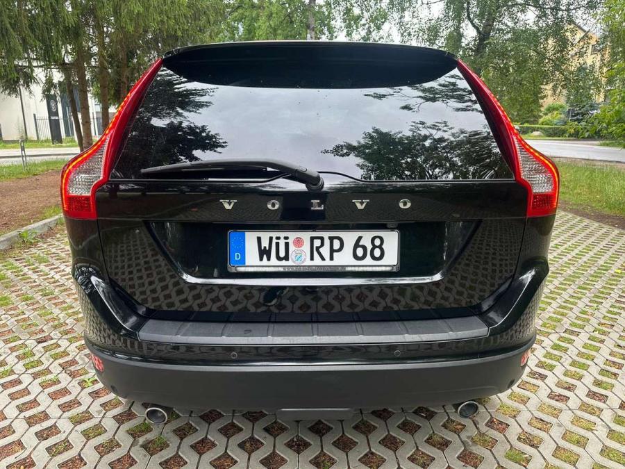 Black Volvo XC60 2012 in Vilnius, with an engine capacity of 2.40 L and mileage of 314 thousand km for 9950 €, photo 8 on AUTOMOTO.COM.LV