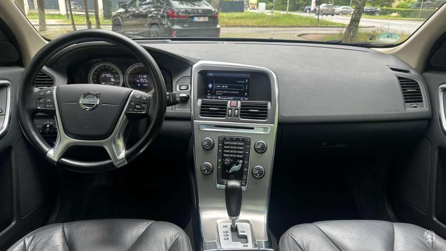 Black Volvo XC60 2012 in Vilnius, with an engine capacity of 2.40 L and mileage of 314 thousand km for 9950 €, photo 16 on AUTOMOTO.COM.LV